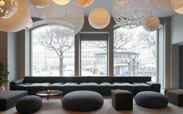 Ideas para decorar el salón con puffs como mesa de centro