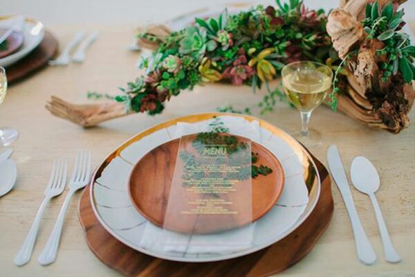 El diseño del menú de boda en la decoración nupcial